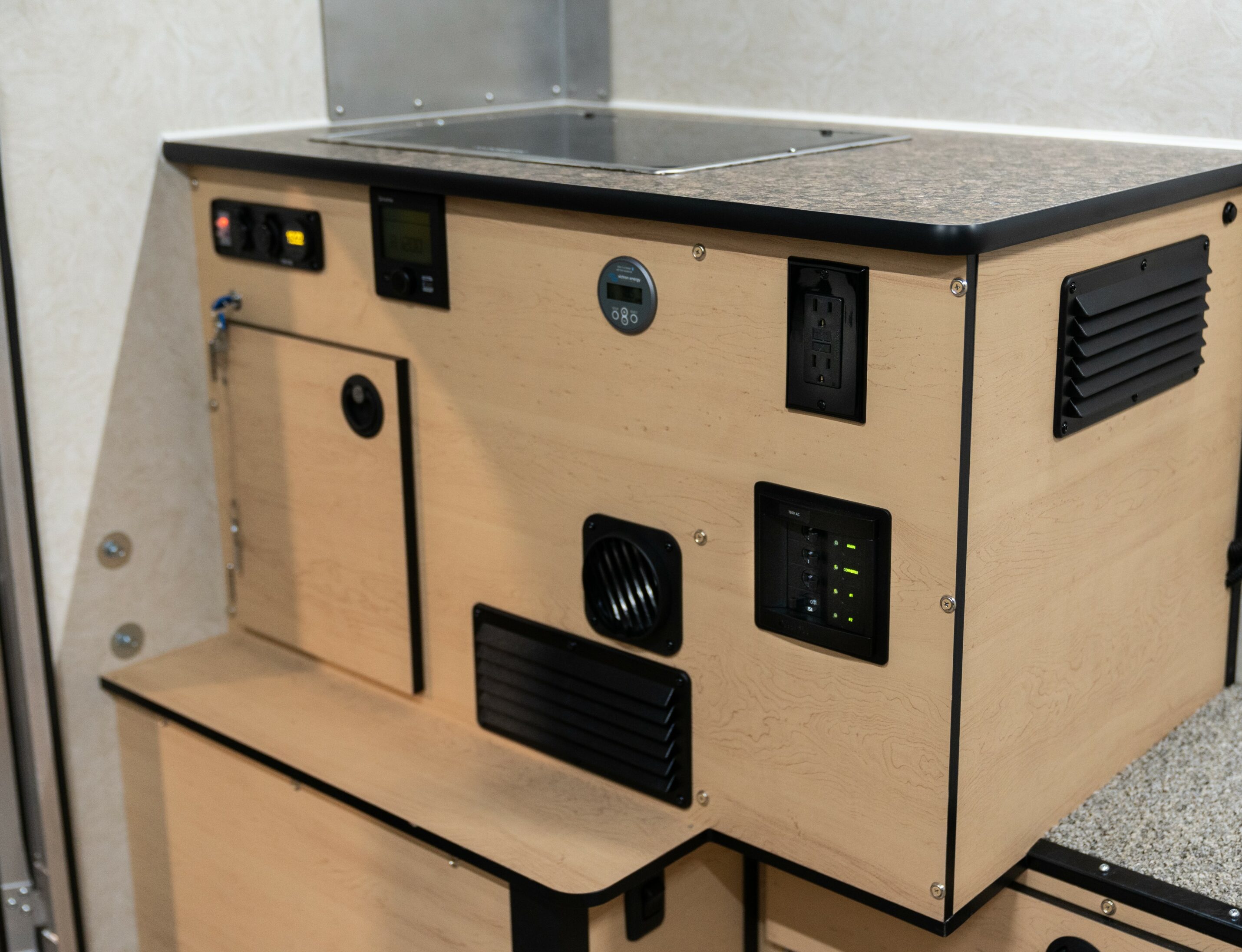 Slide-In 'Classic' BASE MODEL | FOUR WHEEL CAMPERS JAPAN 日本総輸入元